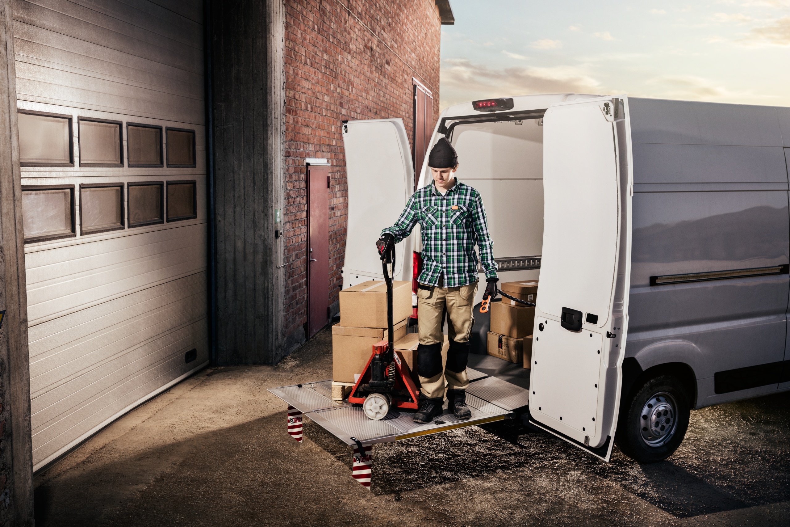 ZEPRO ZHZ 500 | Tail Lifts | Hiab