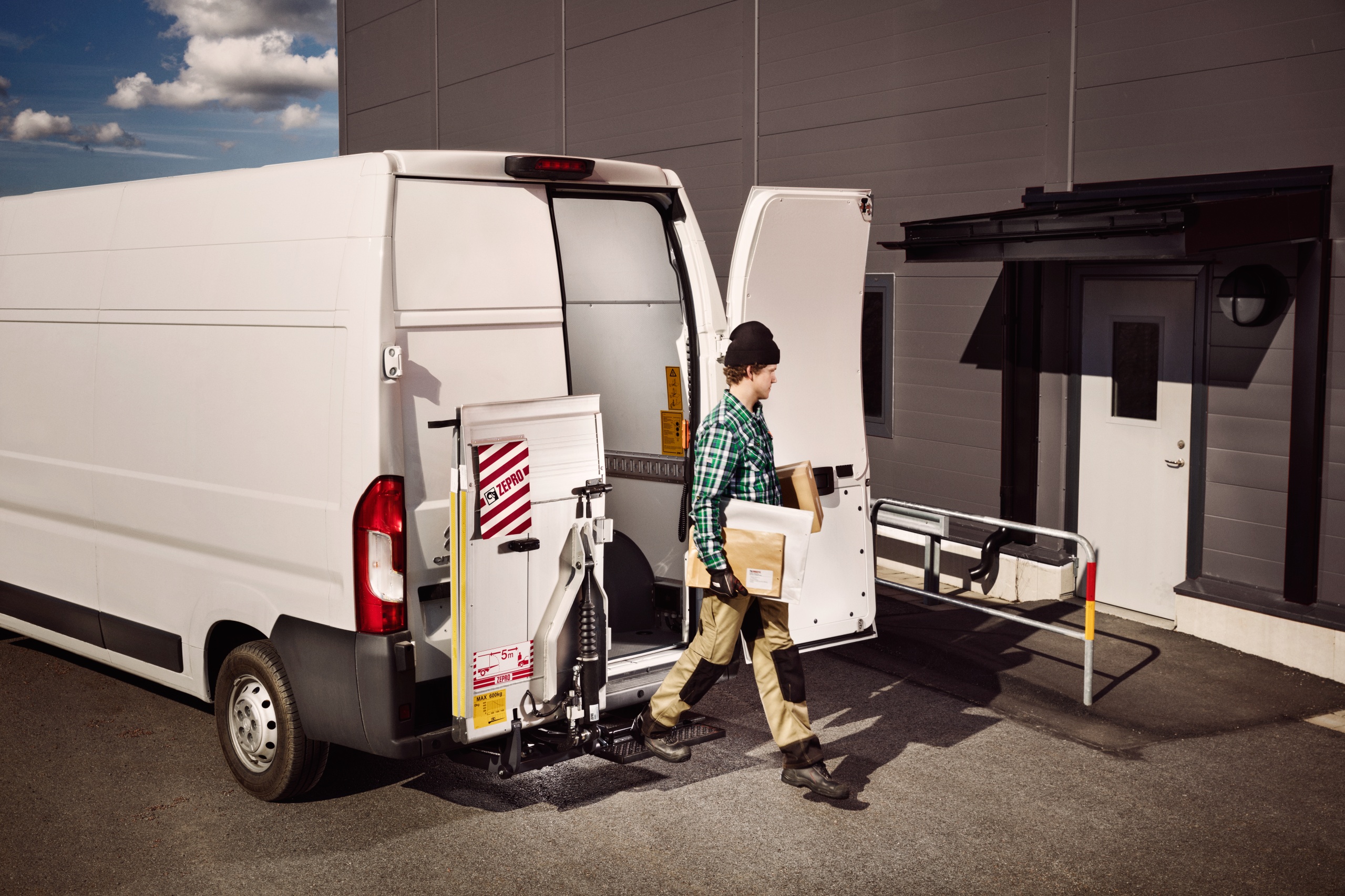 ZEPRO ZHZ 500 | Tail Lifts | Hiab