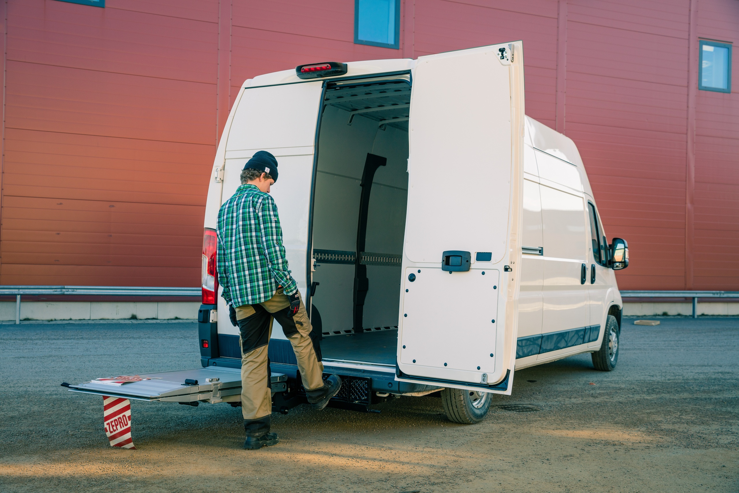 ZEPRO ZHZ 500 | Tail Lifts | Hiab