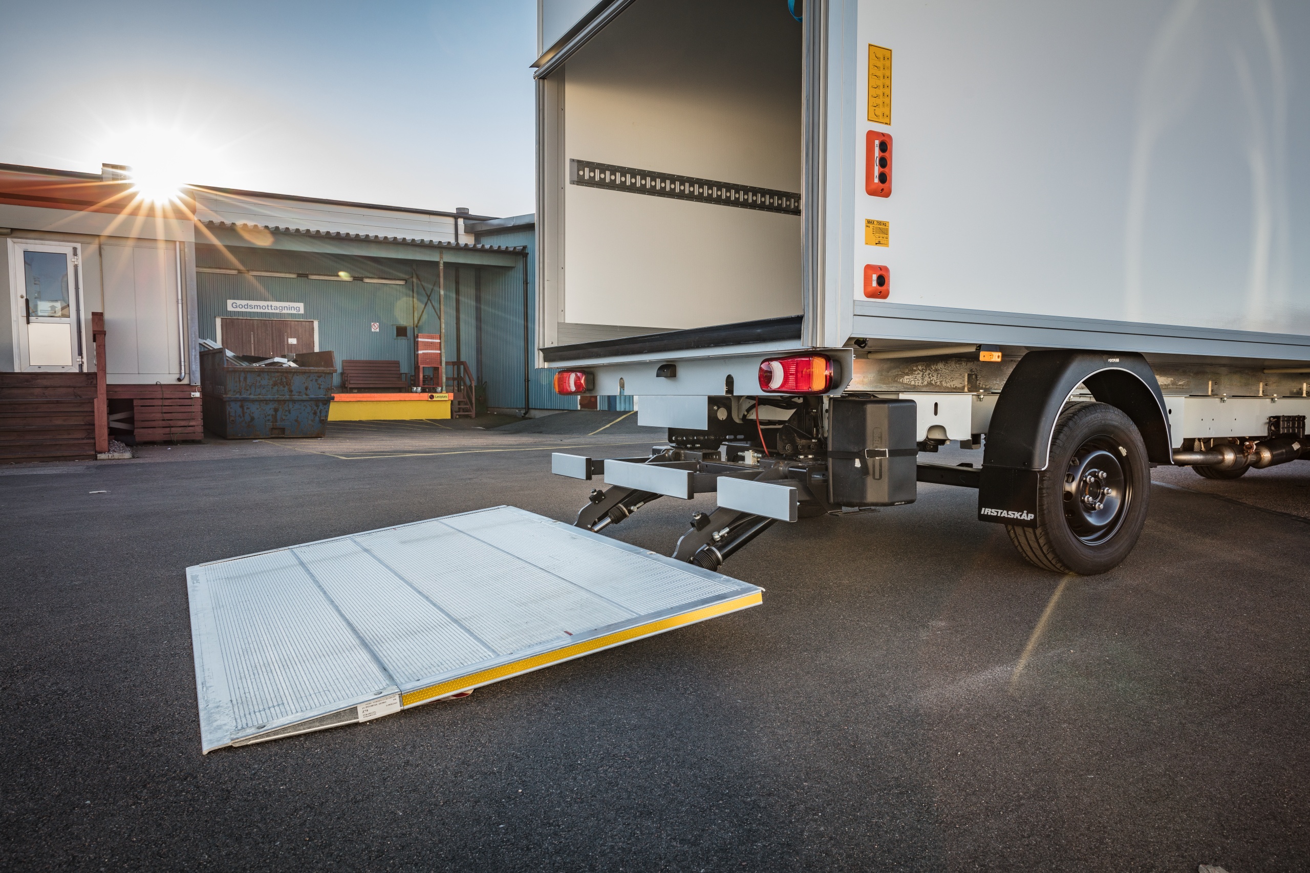 ZEPRO Z 45/75 | Tail Lifts | Hiab
